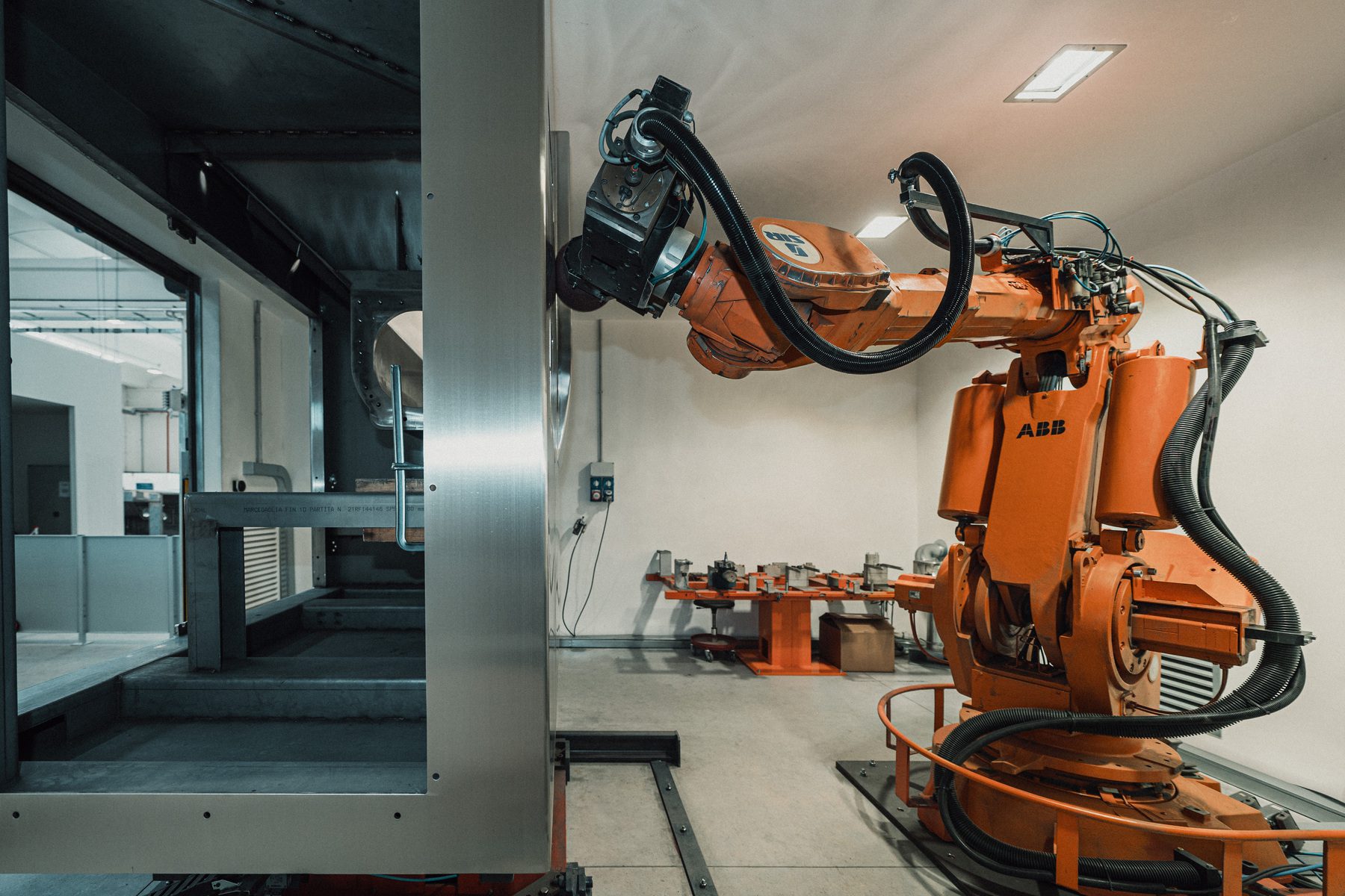 Steel brushing: a hygienic finishing
